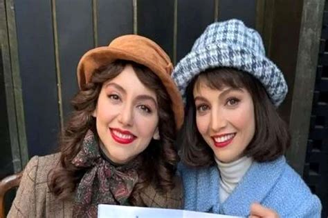 لبخندهای شیرین در پشت صحنه تاسیان مهسا حجازی و نازنین بیاتی در کنار هم