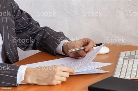 회색 줄무늬 양복을 입은 사업가의 손을 닫고 값비싼 펜과 종이 문서를 들고 있습니다 흰색 키보드 및 컴퓨터 마우스 검은색에 대한 스톡 사진 및 기타 이미지 Istock