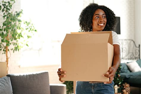골판지 상자를 가진 행복 한 아프리카 젊은 여자 새로운 장소로 이동 대규모 개체 그룹에 대한 스톡 사진 및 기타 이미지 대규모 개체 그룹 사람들 상자 Istock