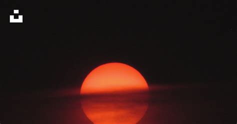 검은 표면에 주황색 둥근 공 사진 Unsplash의 무료 지구 이미지