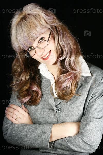 Фотография на тему Девушка в очках и деловом костюме на черном фоне