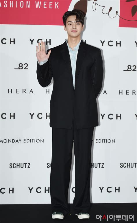 [포토] 손 인사하는 송강 아시아투데이