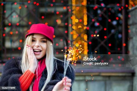 흐릿한 도시 조명에서 스파클러와 함께 새해를 축하하는 매력적인 금발 모델 텍스트 공간 20 24세에 대한 스톡 사진 및 기타 이미지 20 24세 감정 거리 Istock