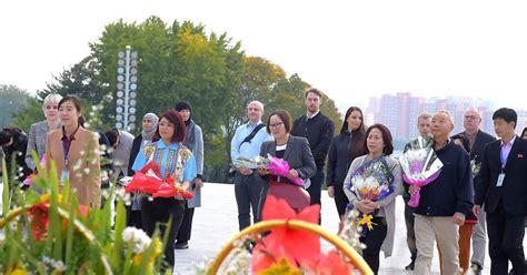 북한 노동당 창건 73주년 맞아 김일성·김정일 동상에 헌화