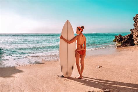 울루와투 발리 인도네시아에서 서퍼와 바다 파도 동안 바다에서 서핑 보드 여자와 서핑 소녀 발리 소순다 열도에 대한 스톡 사진 및 기타 이미지 발리 소순다 열도 여행