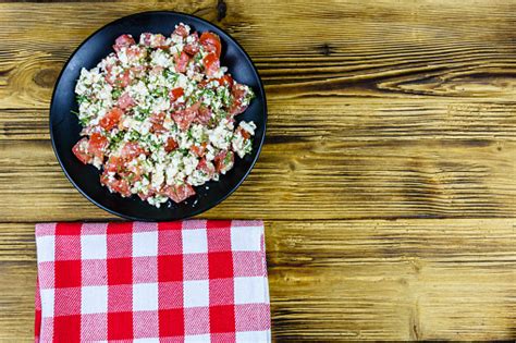 나무 테이블에 토마토 코티지 치즈 딜 및 올리브 오일을 곁들인 샐러드 위쪽 보기 코타지 치즈에 대한 스톡 사진 및 기타 이미지 코타지 치즈 채소 그리스 음식 Istock