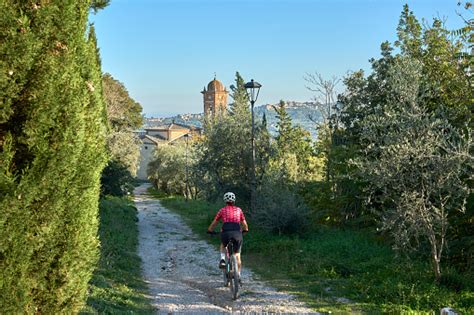 키안티에서 전기 산악 자전거를 타는 노인 여성 토스카나 이탈리아 전기자전거에 대한 스톡 사진 및 기타 이미지 전기자전거