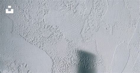 흰색 콘크리트 벽에 있는 사람의 그림자 사진 Unsplash의 무료 회색 이미지