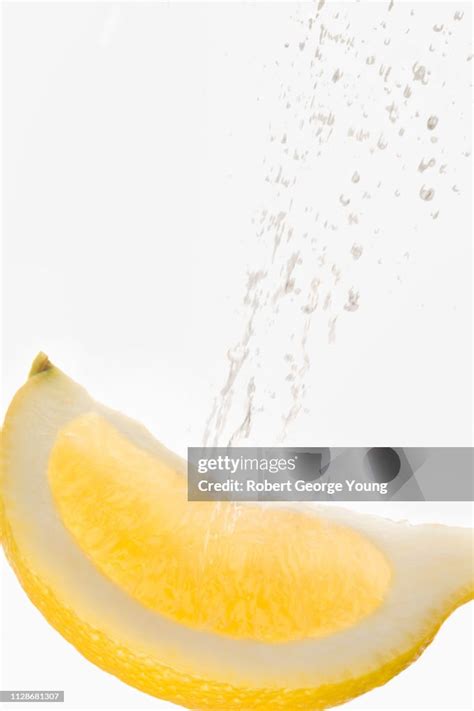 A Wedge Or Slice Of Lemon Squirting Juice Stock Foto Getty Images