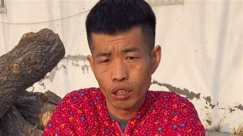 美女街头逗逗傻子，没想到傻子的回答还挺有道理的！果然还是女人大了会疼人！ 搞笑 恶搞整蛊 好看视频