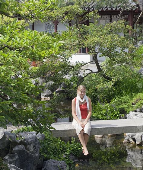 中国花园桥上的年轻女子素材 花瓣网