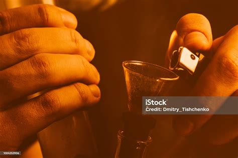 남자 봉 마리화나 대마초를 연기가 난다 연기가 검은 배경에 노란 토닝 건강관리와 의술에 대한 스톡 사진 및 기타 이미지 건강