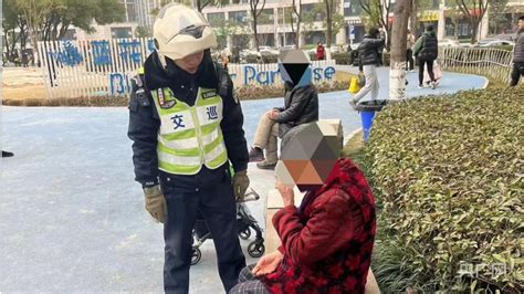 老人逛公园与家人走散 骁骑队员热心相助央广网