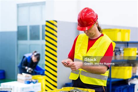공장 생산 라인에서 제품 검사에서 관리자 품질 관리를 하 고 공장 관리자 검사 보기에 대한 스톡 사진 및 기타 이미지 검사