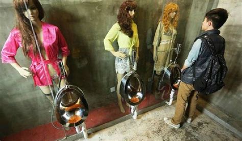 แกลเลอรีรูปภาพ ร้านฯตั้งหุ่นนางแบบเซ็กซี่ ในห้องน้ำ ผู้คนรุมโวย