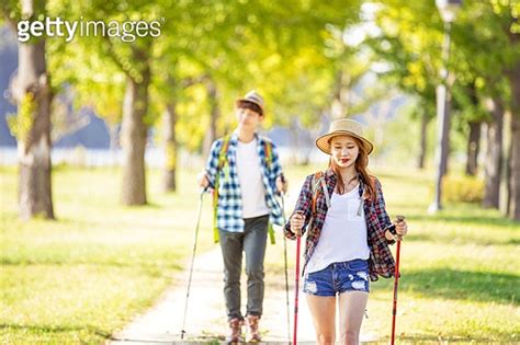 한국인 여성 남성 커플 인간관계 하이킹 아웃도어 걷기 산책길 보행로 휴식 여유로운주말 레저활동