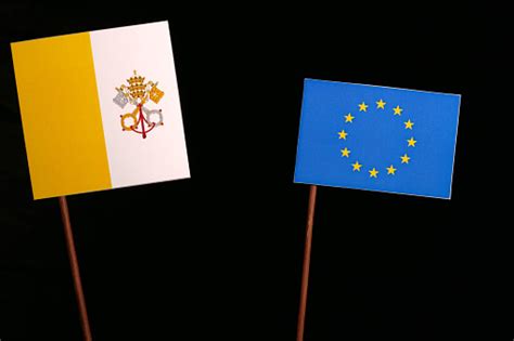 검은 배경에 고립 된 유럽 연합 플래그로 바티칸 시티 플래그 United Nations에 대한 스톡 사진 및 기타 이미지 United Nations 경제 공동체