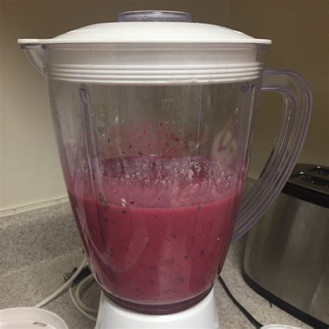 건강하고 맛있는 딸기 비트 스무디