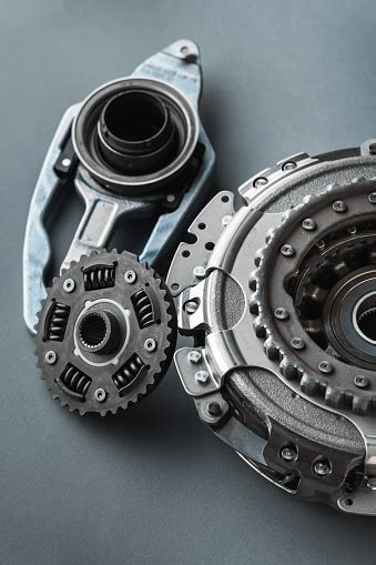 자동 변속기 Dsg의 새로운 클러치 키트가 교체 될 준비가되었습니다 회색 배경에 고립 된 현대 자동차의 예비 부품 자동차 수리 및 서비스 개념 0명에 대한 스톡 사진 및