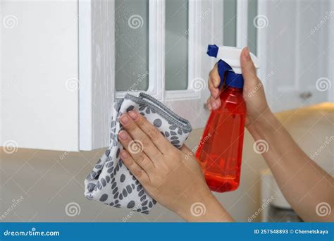 Mujer Limpiando Armario De Pared Blanca Con Trapo Y Detergente En El Armario De La Cocina Imagen