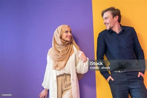 현대 이슬람 패션과 라마단 카렘 개념을 대표하는 다채로운 배경에 고립 된 히잡과 세련된 드레스를 입은 젊은 무슬림 부부 여성의 초상화 20 24세에 대한 스톡 사진 및 기타