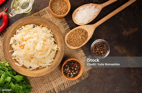 그릇에 당근을 넣은 소금에 절인 양배추 발효 식품 수제 음식 절인 음식 절인 야채 채식주의 자 채식주의 자 음식 위에서보기 골파에 대한 스톡 사진 및 기타 이미지 Istock