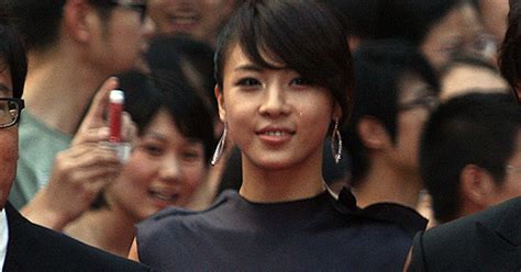 포토엔 해운대 하지원 환호하는 팬들 사이 입장해