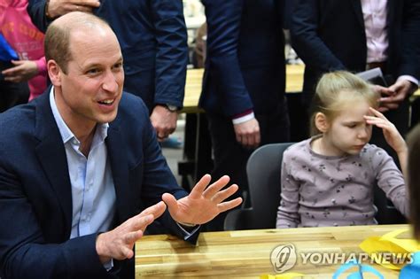 윌리엄 英왕세자 폴란드 깜짝 방문…우크라 아이들과 탁구 나무뉴스