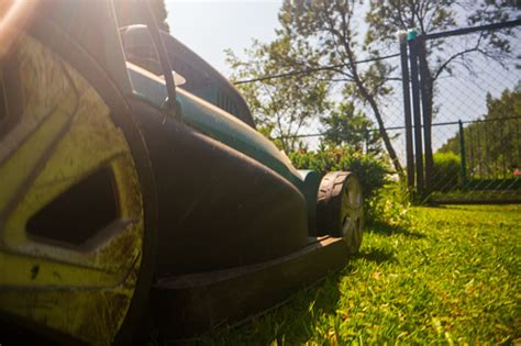 현대 정원이나 뒤뜰의 푸른 잔디에 잔디 발동기 잔디밭을 자르는 기계 원예 관리 도구 및 장비 잔디 다듬기 과정 0명에 대한 스톡 사진 및 기타 이미지 Istock