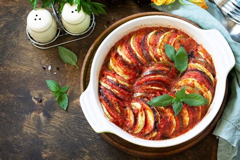 건강하고 다이어트 음식 개념 라타투유 소박한 나무 테이블에 올려놓은 채식 요리 텍스트에 사용할 수 있는 여유 공간입니다 0명에