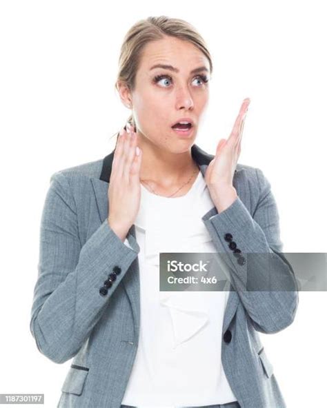 충격 서프라이즈에 있는 양복을 입고 서 있는 2029세 성인 미모여성 젊은 여성 사업가 사업가의 1인 정면 웨스트 업 20 29세에 대한 스톡 사진 및 기타 이미지 Istock