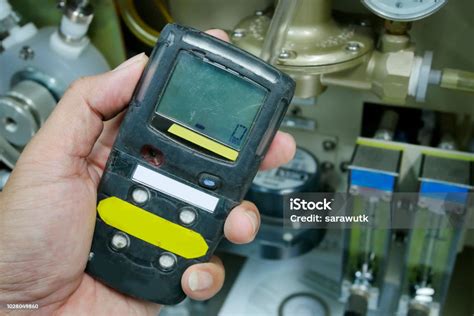 개인 H2s 가스 탐지기 가스 누출 확인입니다 안전 및 근해 석유와 가스 처리 플랫폼에 보안 시스템의 안전 개념 손을 잡고 체크 탄화수소 누출 화재와 폭발을 보호 하기 위한