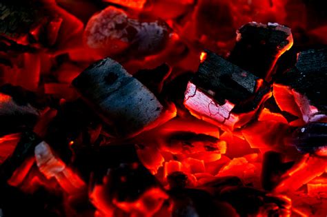 벽난로에서 장작을 굽기 바베 큐 화재 숯 배경 닫습니다 불꽃을 가진 숯불 화재 배경입니다 닫 다 가까운에 대한 스톡 사진 및 기타 이미지 Istock