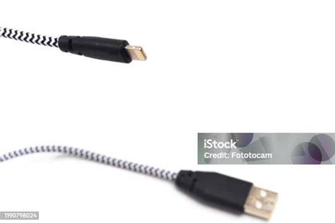 흰색 배경에 격리 된 스마트 폰 아이폰 또는 태블릿 Ipad 컴퓨터용 충전기 0명에 대한 스톡 사진 및 기타 이미지 0명 Usb 케이블 교환 Istock