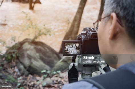 성인 사람들이 비디오 저널리스트 또는 기자 걸릴 사진 또는 비디오 스트림 강 숲와 빠른 조 경에서 바위에 대 한 아름 다운 풍경 평화로운 봄 태국에서 열 대 우림에 감독에