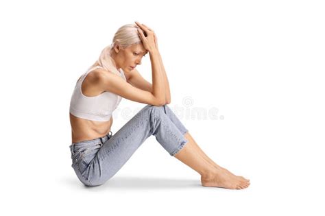 Triste Joven Flaca Sentada En El Suelo Preocupada Por Su Salud Foto De Archivo Imagen De