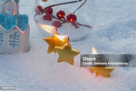 눈 속의 축제 장식 별과 장난감 집의 형태로 3 개의 촛불이 켜졌습니다 새해와 크리스마스 개념 0명에 대한 스톡 사진 및 기타 이미지 Istock