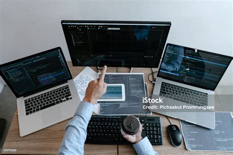 프로그래머가 데스크톱 컴퓨터에서 코드를 입력하고 프로그래밍 및 코딩 기술 개념 개발 개발에 대한 스톡 사진 및 기타 이미지