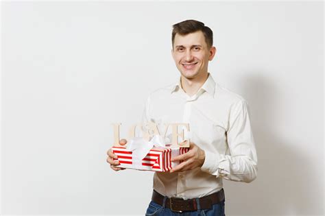 나무 말씀 사랑 빨간 선물 상자 선물을 들고 웃는 젊은이 흰색 배경에 고립 공간 광고를 복사 합니다 성 발렌타인의 날 국제 여성의 날 생일 휴가 개념 2월에 대한 스톡 사진