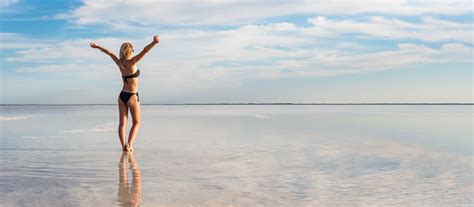 휴가 자유 및 여행의 개념 해변에서 아름다운 여자 매력적인 슬림 모델은 여름 휴가를 즐기고 바다 해안 여자와 물 반사 복사 공간 건강한 생활방식에 대한 스톡 사진 및 기타