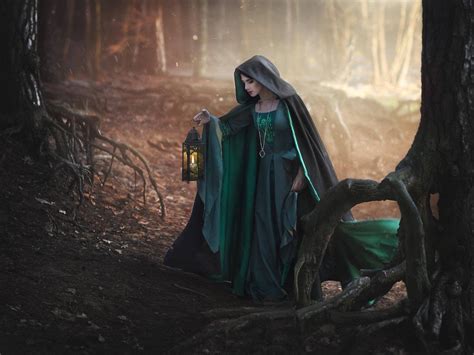 Девушка в плаще с капюшоном фото и картинки Abrakadabra Fun