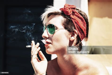 우리 담배 붉은 활과 젊은 금발 핀 업 걸의 초상화 개념 업 여자입니다 몸매 이미지입니다 고풍스런에 대한 스톡 사진 및 기타