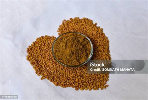 호로파 씨앗은 흰색 바탕에 하트 모양으로 되어 있다 Shambhala 또는 Helba 씨앗은 전통적인 인도 조미료 아유르베다 음식입니다 요리 및 의학에 사용됩니다 갈색에