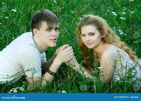 Meisje En Jongen Op Het Gras Stock Foto Image Of Vinger Gelukkig