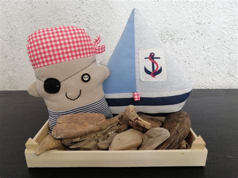 Тича ми се боса Сандалите защо са Тича ми се боса Вятърът едва ли ходи със сандали Врабчо