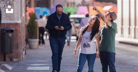 흰색 탱크 탑과 파란색 데님 청바지에 갈색 가죽 가방을 들고 있는 여자 사진 Unsplash의 무료 사람 이미지