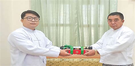 နိုင်ငံတော်စီမံအုပ်ချုပ်ရေးကောင်စီက ပေးအပ်ချီးမြှင့်သည့် စည်သူဘွဲ့ရရှိသူအား ချင်းပြည်နယ်ဝန်ကြီးခ