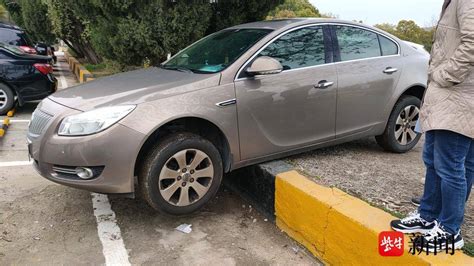 车辆卡在台阶上进退两难交警及时救助获点赞 胡先生 前轮 警力