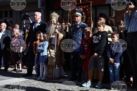 Културни дейци преподаватели и ученици се включиха в празничното шествие в Пловдив по повод