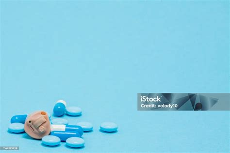 보청기와 파란색 바탕에 파란 약 의료 약국 및 의료 개념 복사 공간 텍스트 또는 로고에 대 한 빈 장소 0명에 대한 스톡 사진 및 기타 이미지 Istock